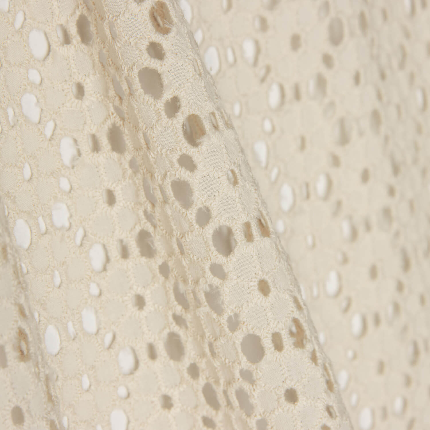 Bordado Suizo Margarita Arena – Ribes & Casals